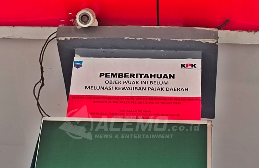 Tunggak Pajak Reklame 2 Tahun, MPG Cell Wosi Dipasangi Stiker Dari KPK ...