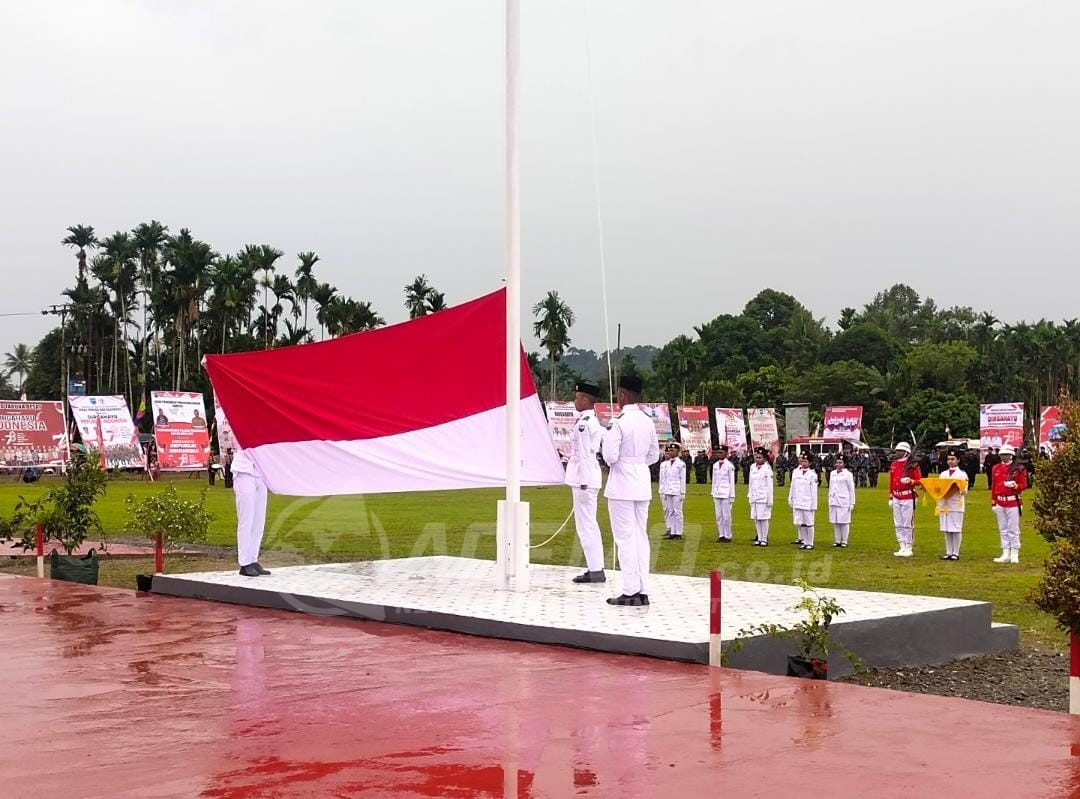 Ditengah Rintik Hujan, Paskibra Manokwari Sukses Kibarkan Merah Putih ...