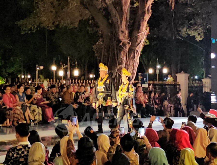 Catwalk Istana Berbatik 2023, Pj. Gubernur Waterpauw dan Istri Pakai ...